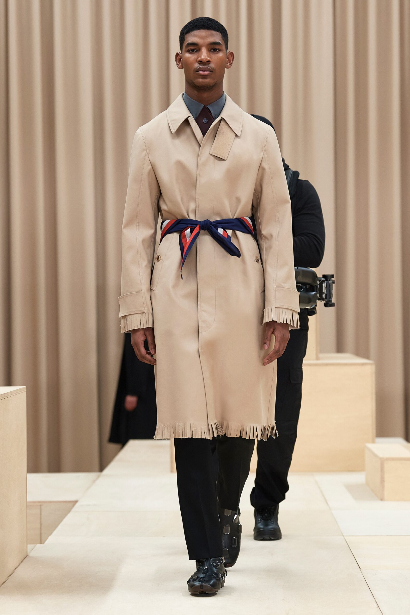 Le Trench Burberry de L’AH 2021, Pour Homme: La Liberté de Mouvement ...
